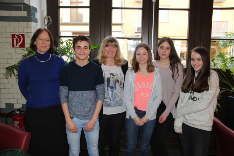 Die Autorin Carolin Philipps im Interview mit SchülerInnen des Max ...